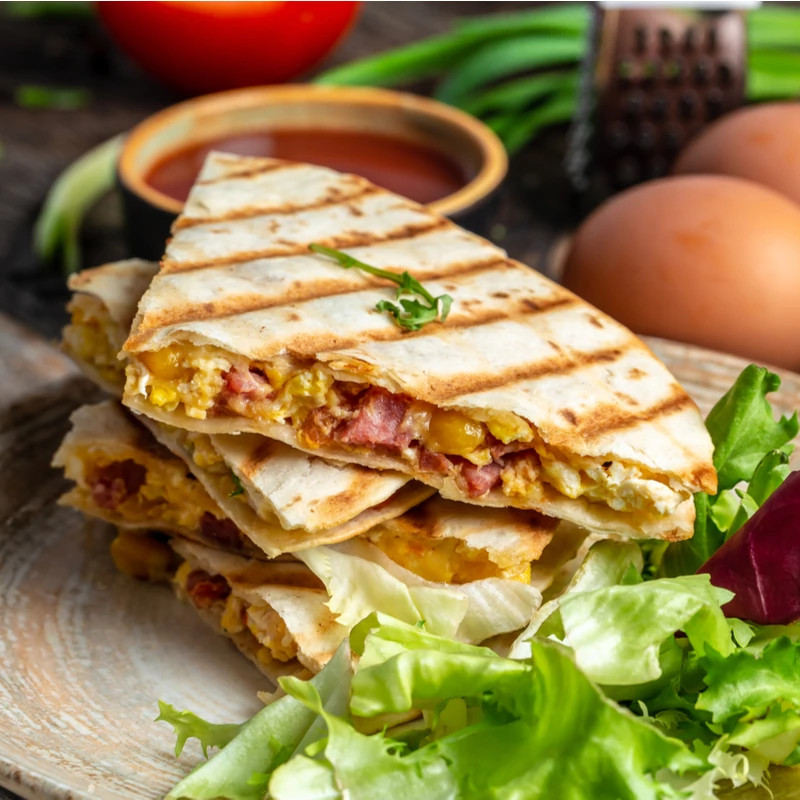 Wrapy z jajkiem, bekonem i pieczarkami